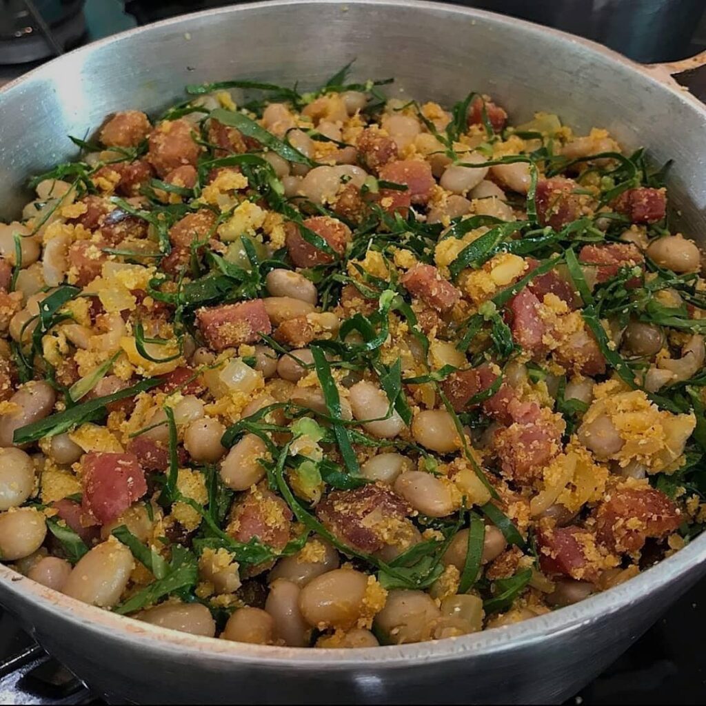 Feijão tropeiro fácil e saboroso | Atual Receitas